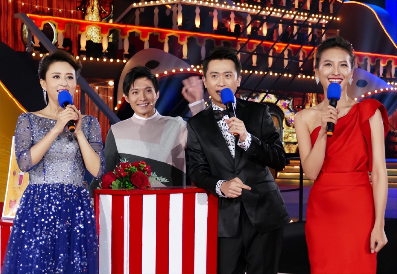 Famous host of CCTV, married to his wife for many years and has two ...