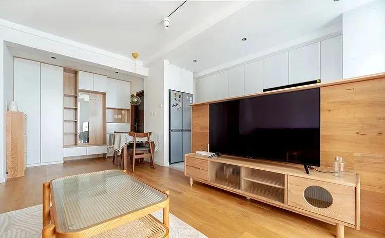 This 46 square meter one-bedroom apartment looks so clean and warm, and ...