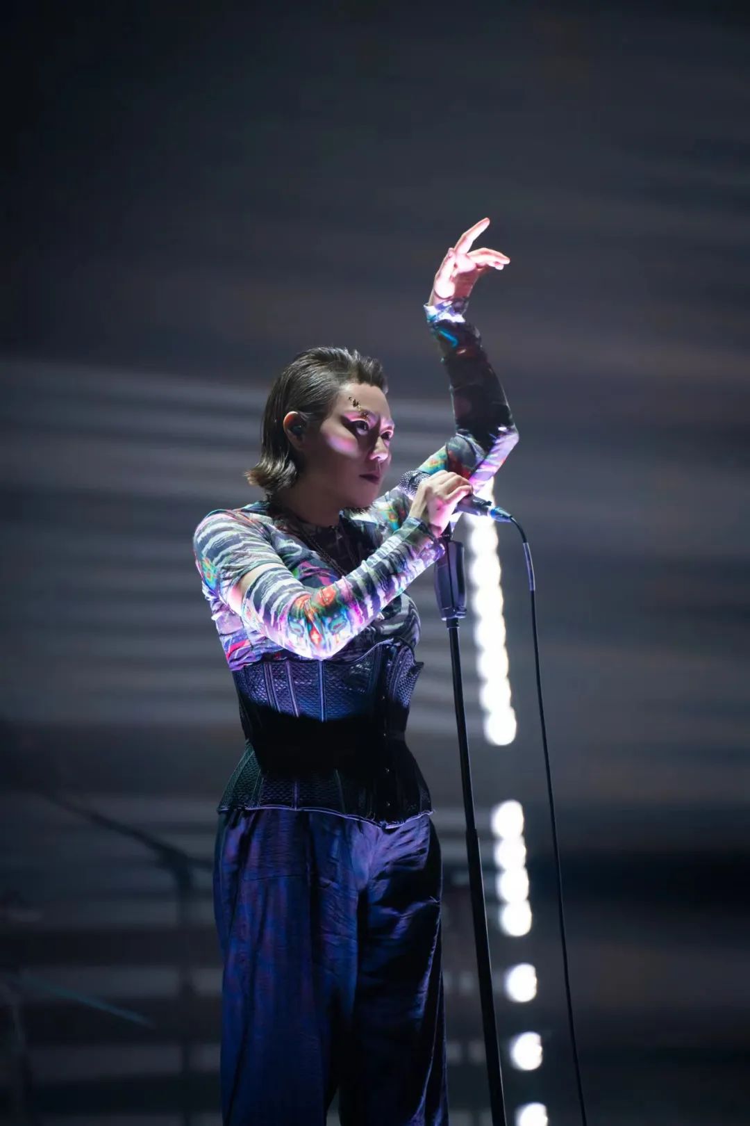 "The Most Desperate Female Lead Singer", she came out of the circle ...