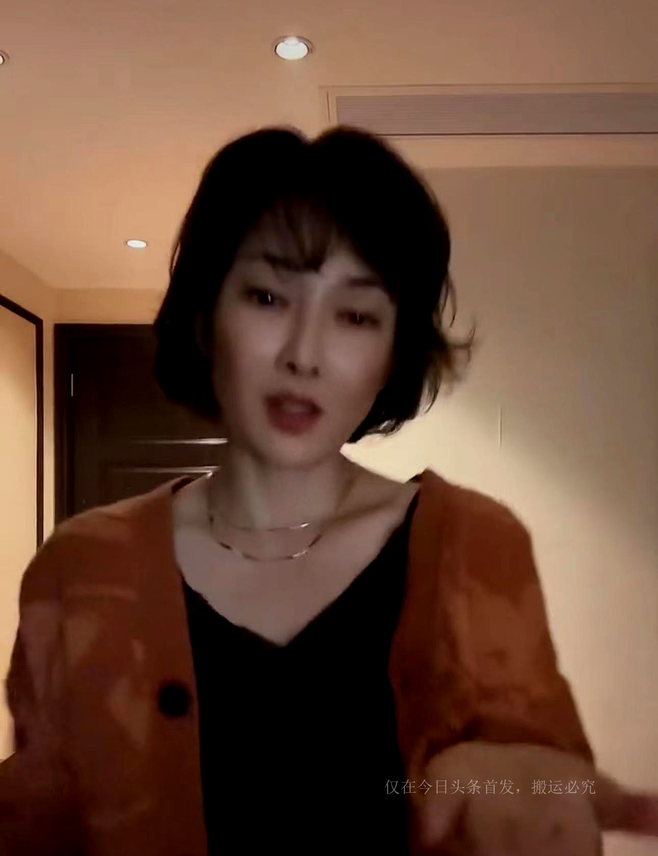 49-year-old Niu Li was once again involved in the plastic surgery ...