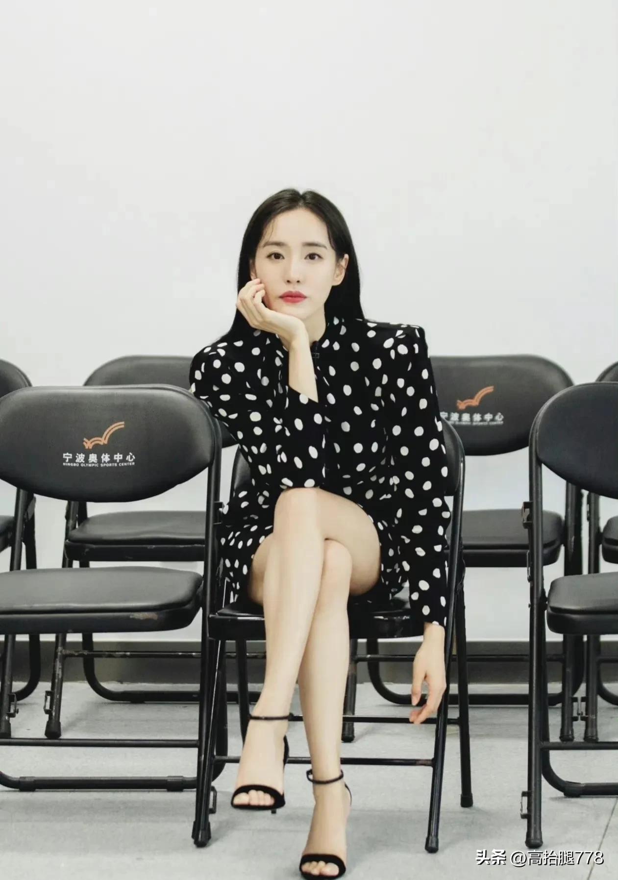 Long legs are standard, sexy and charming!Lin Chiling - iNEWS