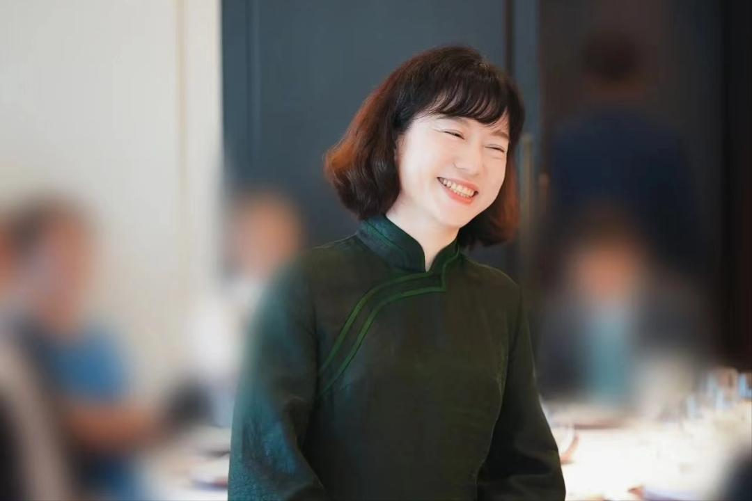 Weng Fan wore a cheongsam to a party in Japan, smiling happily with a ...