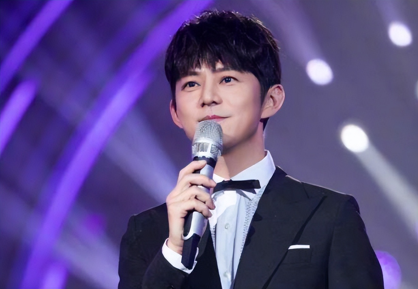 On the night of April 28, the hot and cold world in the entertainment ...