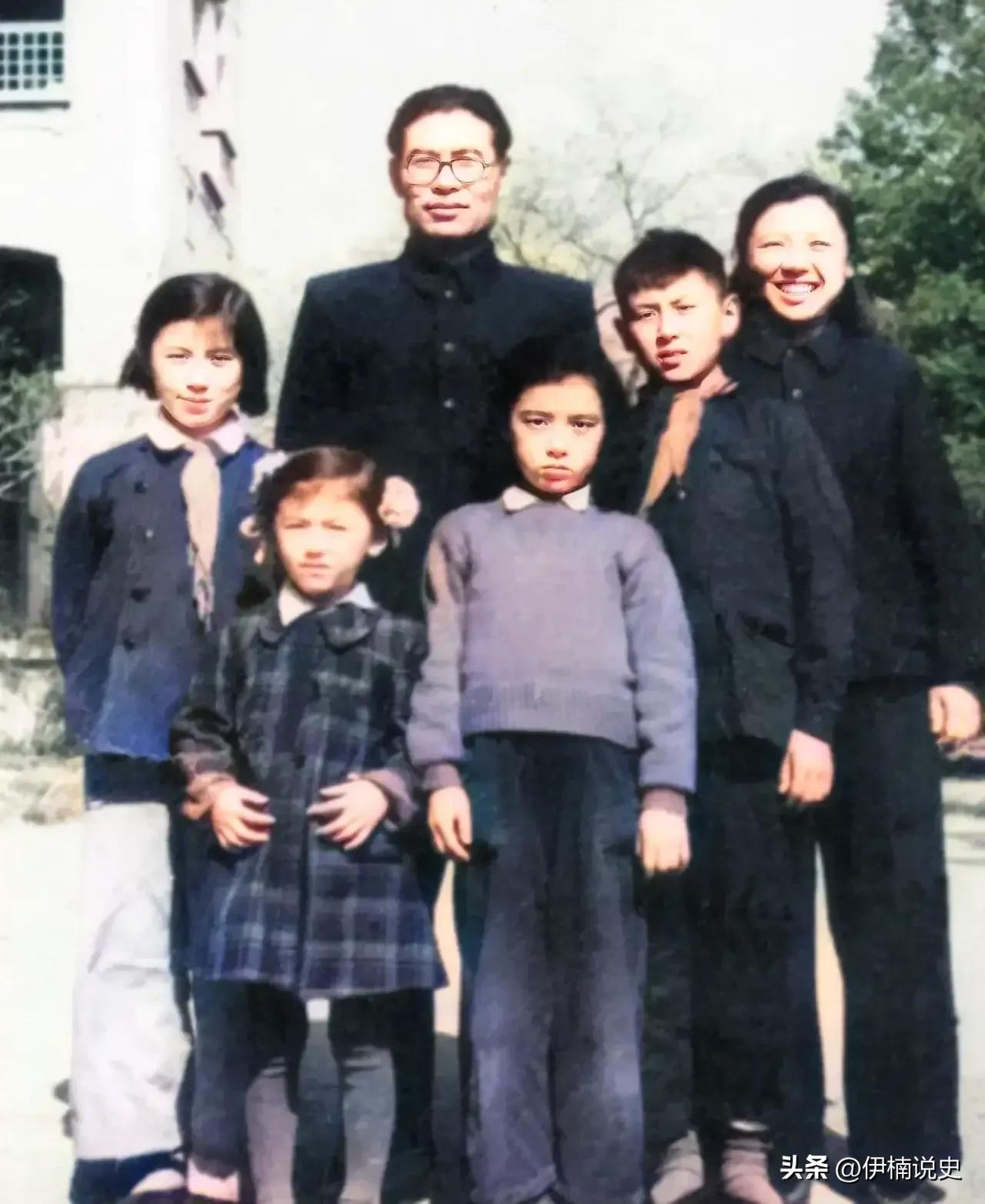 In 1950, a group photo of Gao Gang, his wife, and his children's family ...