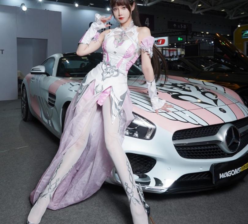 When the car model cos Xiaowu at the auto show, the car became a foil ...