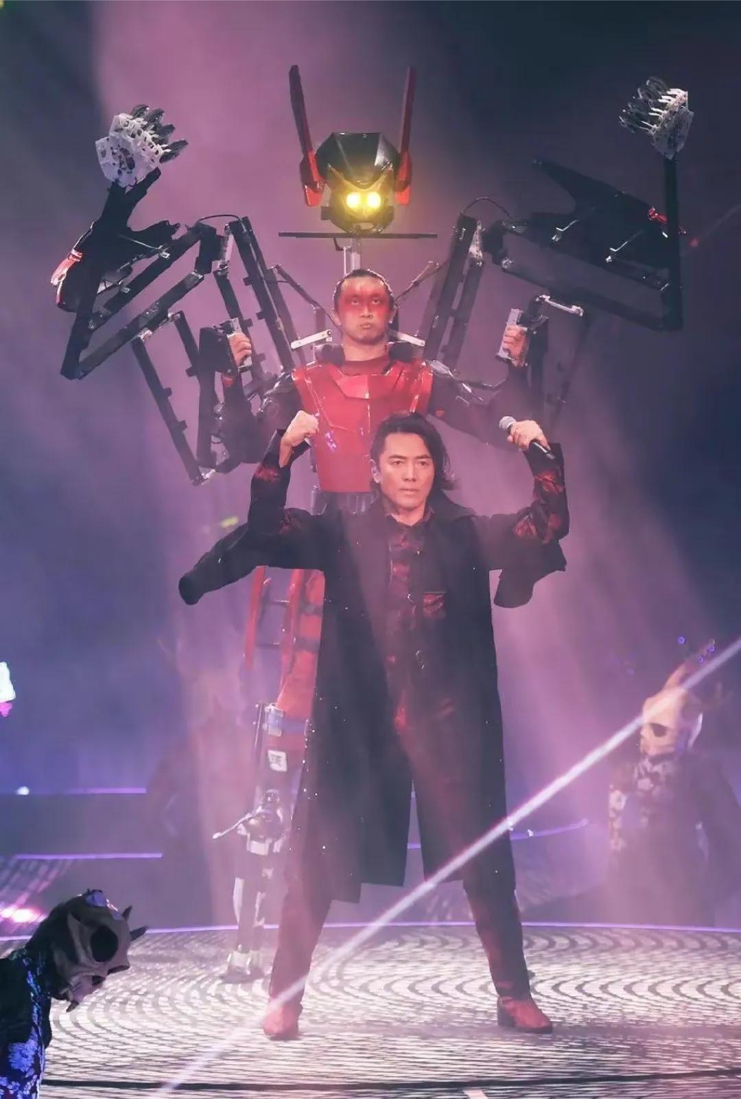 Ekin Cheng's concert in Macau, with his wife Meng Jiahui helping out ...