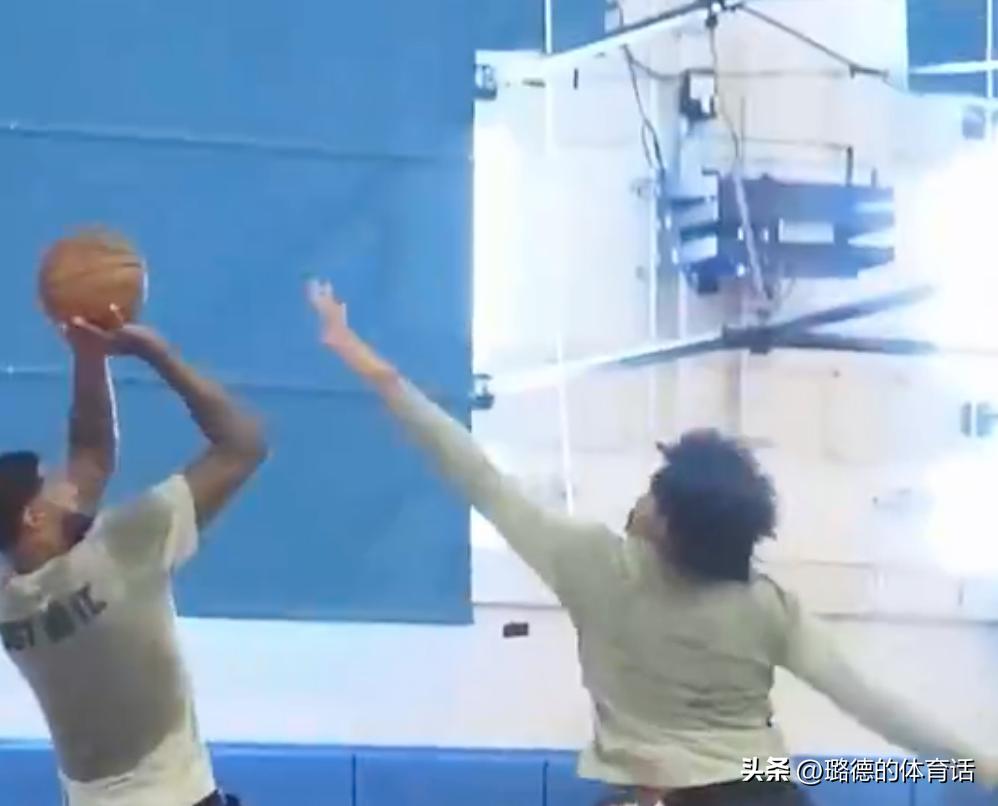 Extreme lean back + fast break windmill dunk!George's latest training ...