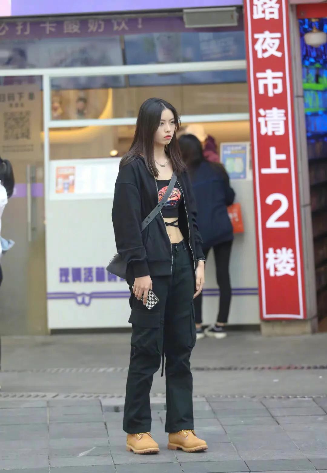 Street photography, the scenery at 32 degrees high temperature - iNEWS