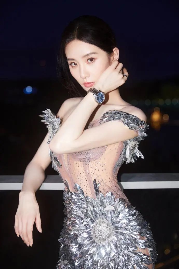 There is a kind of "sexy", called Liu Shishi's streamer dress, which does not show long legs but ...