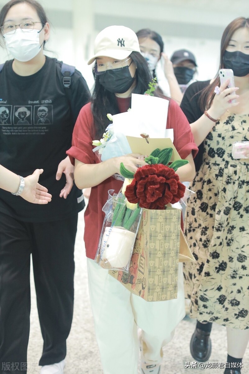 Phoenix Legend Linghua appeared at Wuhan Airport wearing a red short T and white casual pants ...