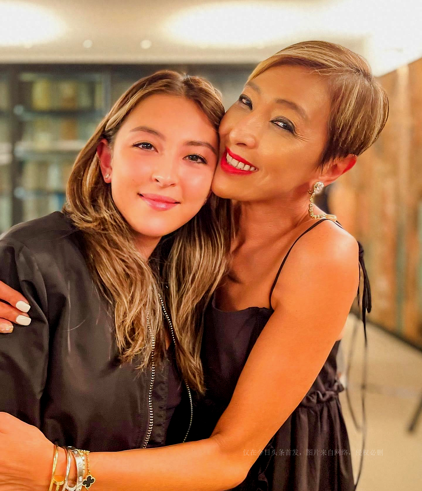 Qiu Shuzhen attended the party with her husband and daughter. Zhang ...