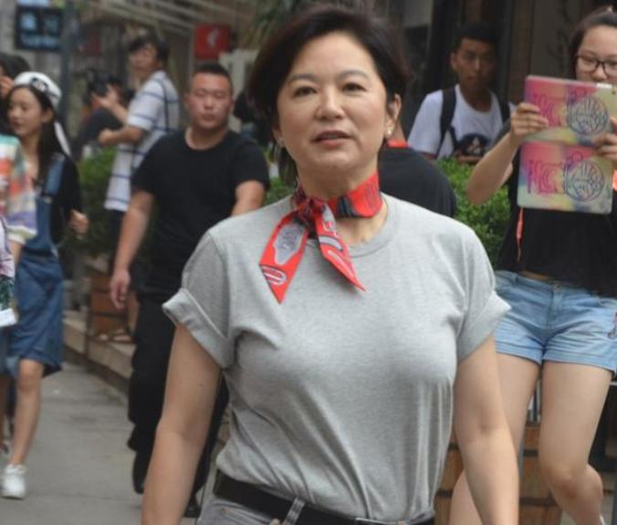 68-year-old Lin Qingxia looks old without makeup, 52-year-old Li Jiaxin ...