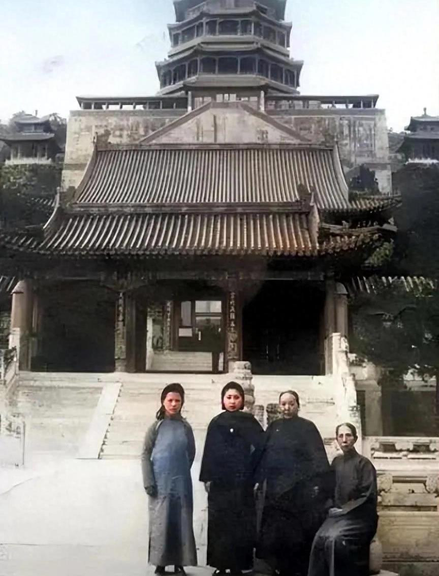 An intimate photo of Guo Baochang with his father, adoptive mother ...