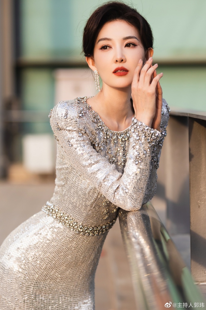 CCTV's "Red Carpet Little Princess" Guo Wei is stunningly beautiful ...