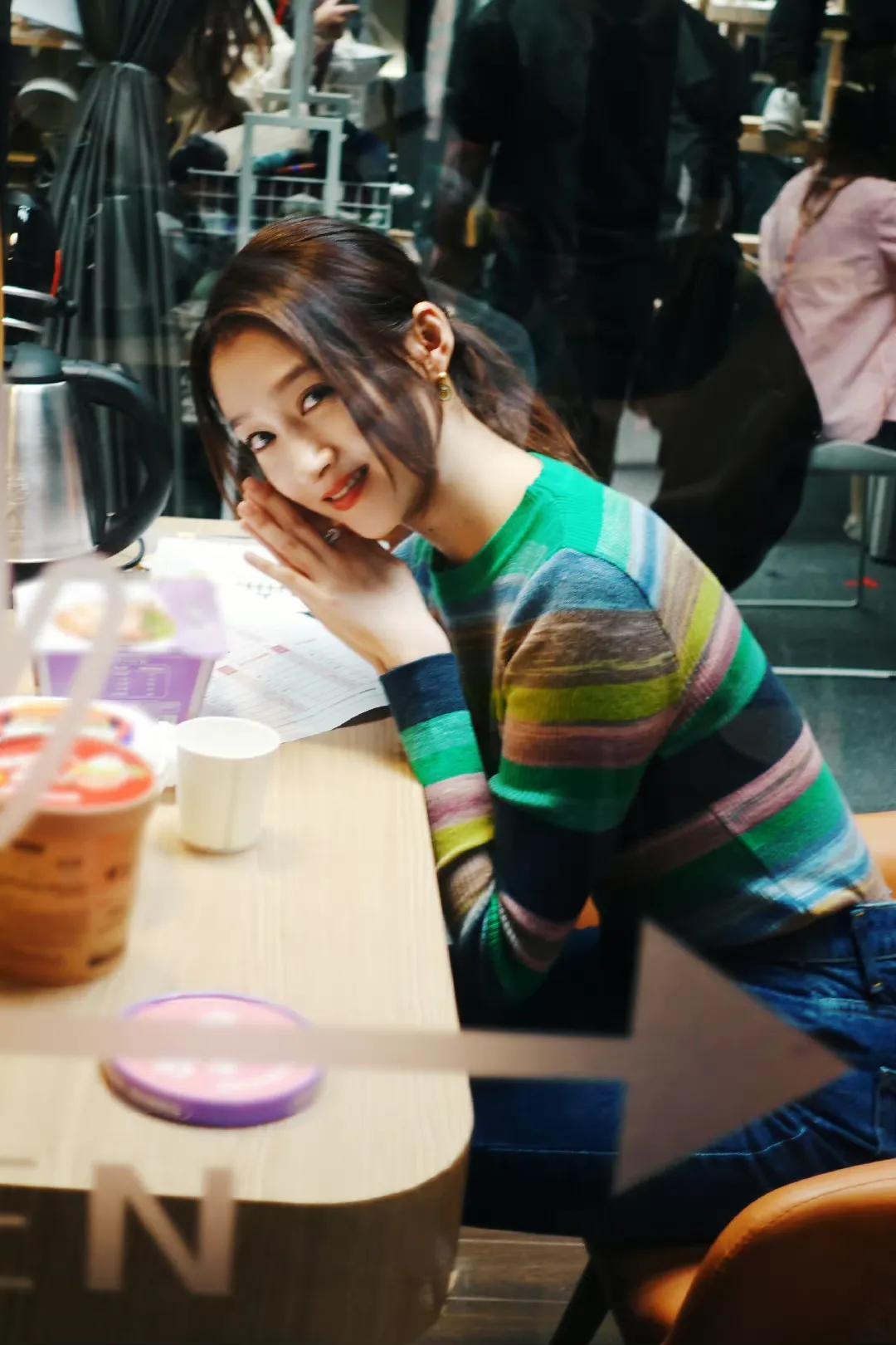 Guan Xiaotong's recent outfits - iNEWS