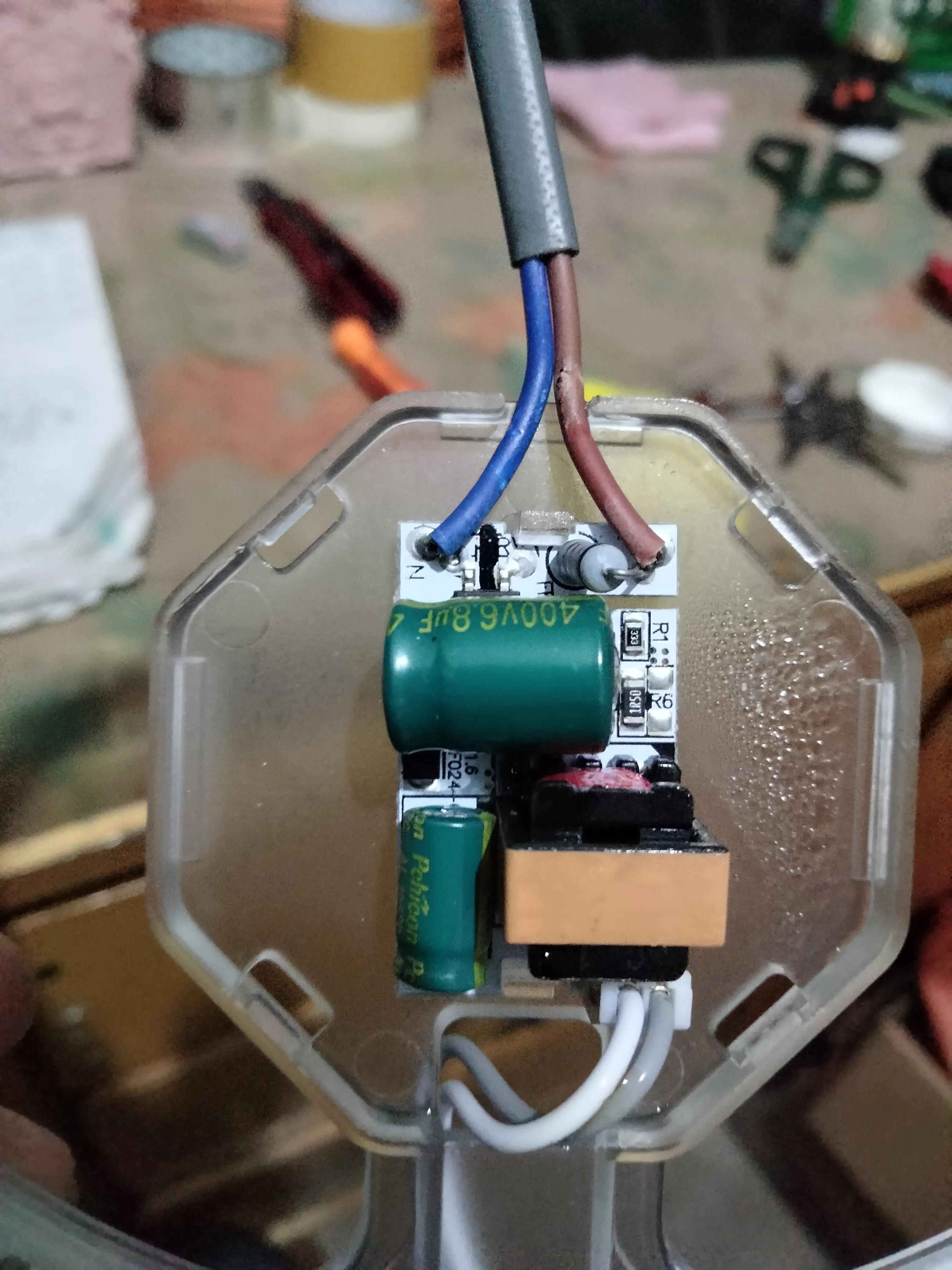 The internal structure of the wick of the 18-watt LED ceiling lamp (the ...