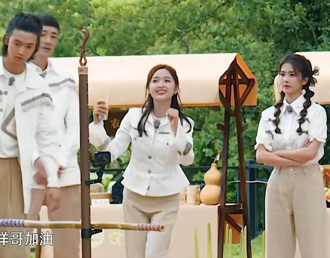 Wu Xuanyi cheered on Yu Yang, and Yu Yang kicked the pole away ...