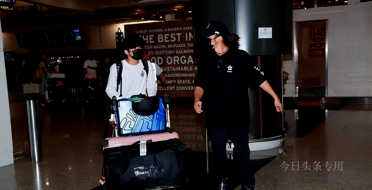 Nicholas Tse and his eldest son returned to Hong Kong, Lucas helped his ...