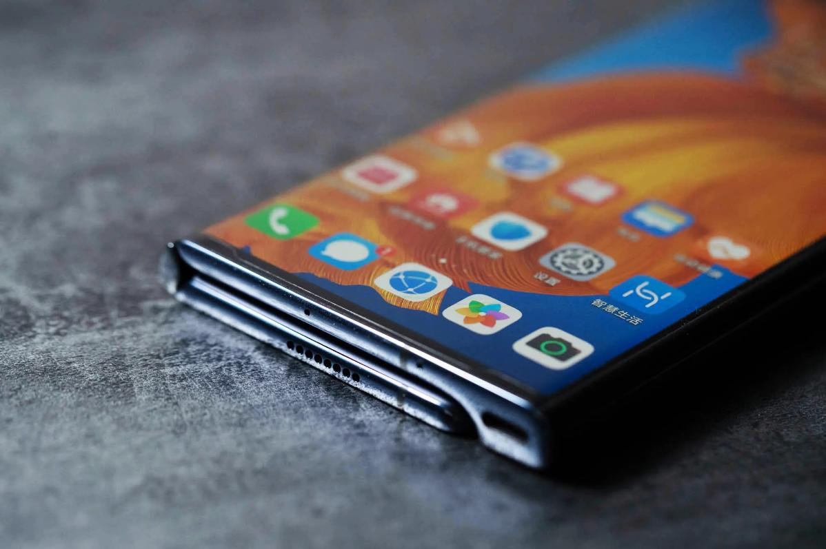 These three business mobile phones are highly recognizable, equipped ...