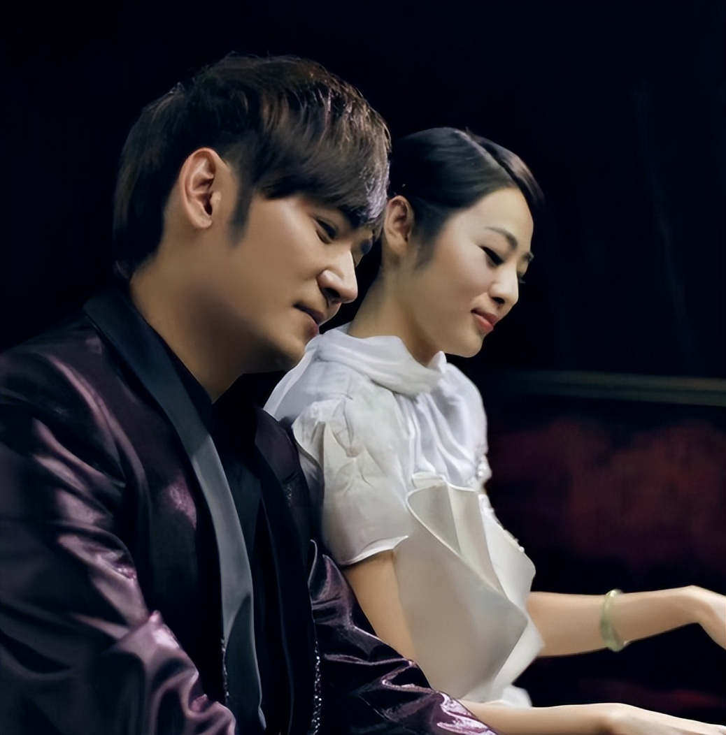 55-year-old Jiao Enjun posted a recent photo, with long hair and shawl, a burly figure like Wu ...