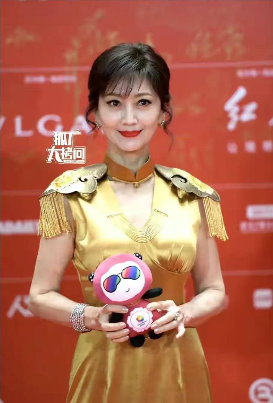 Su Youpeng's nose steals the spotlight, Zhao Yazhi is skinny, Guan Xiaotong's face is swollen ...