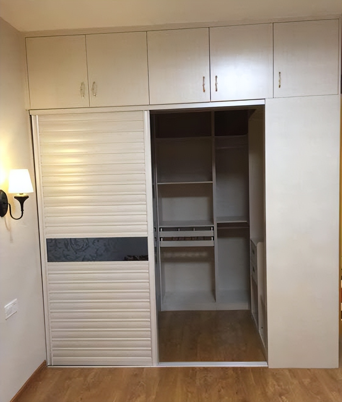 How to go about the plaster line of the wardrobe?After listening to the ...