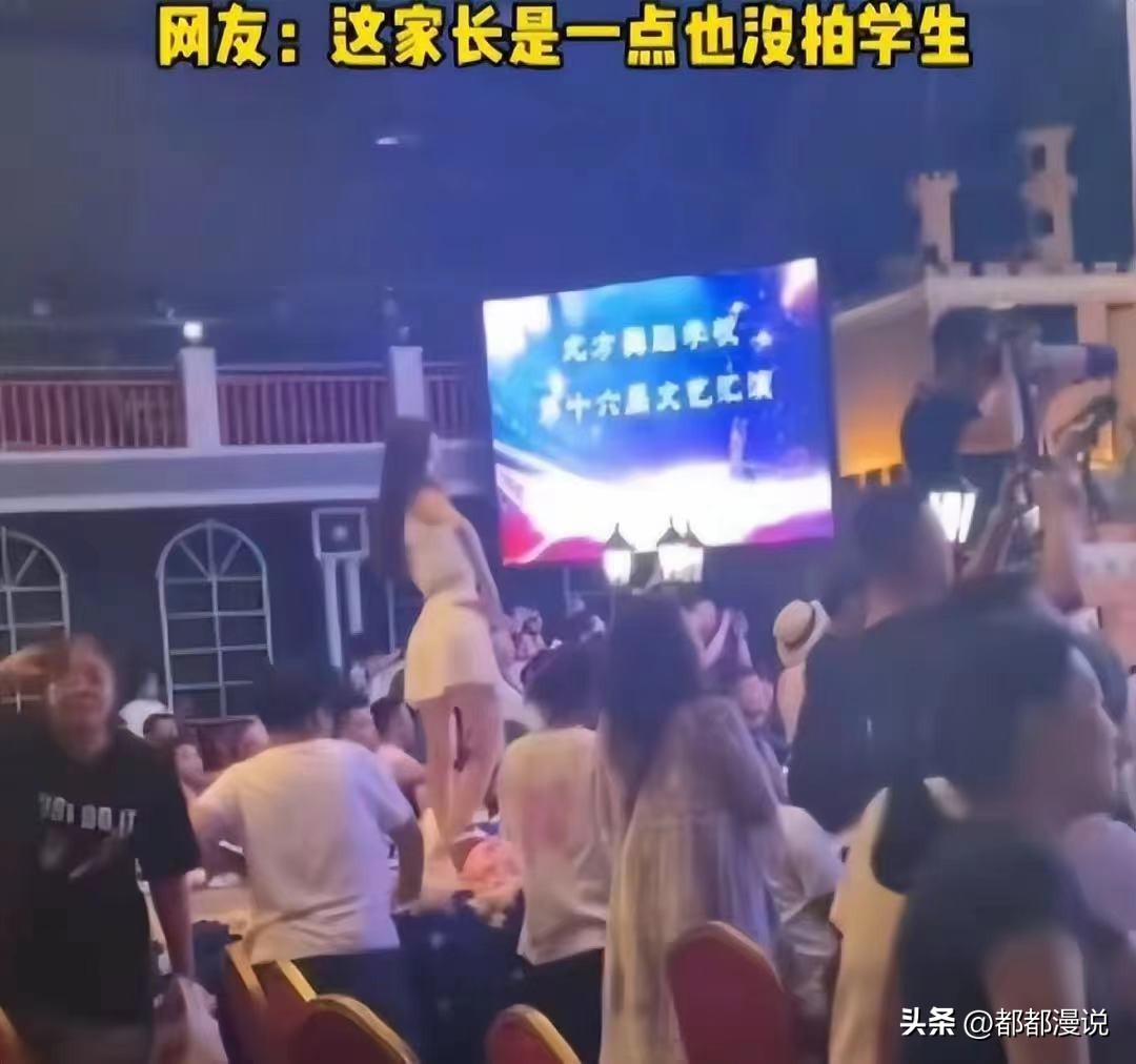 The midriff is exposed and the miniskirt is worn, the kindergarten ...