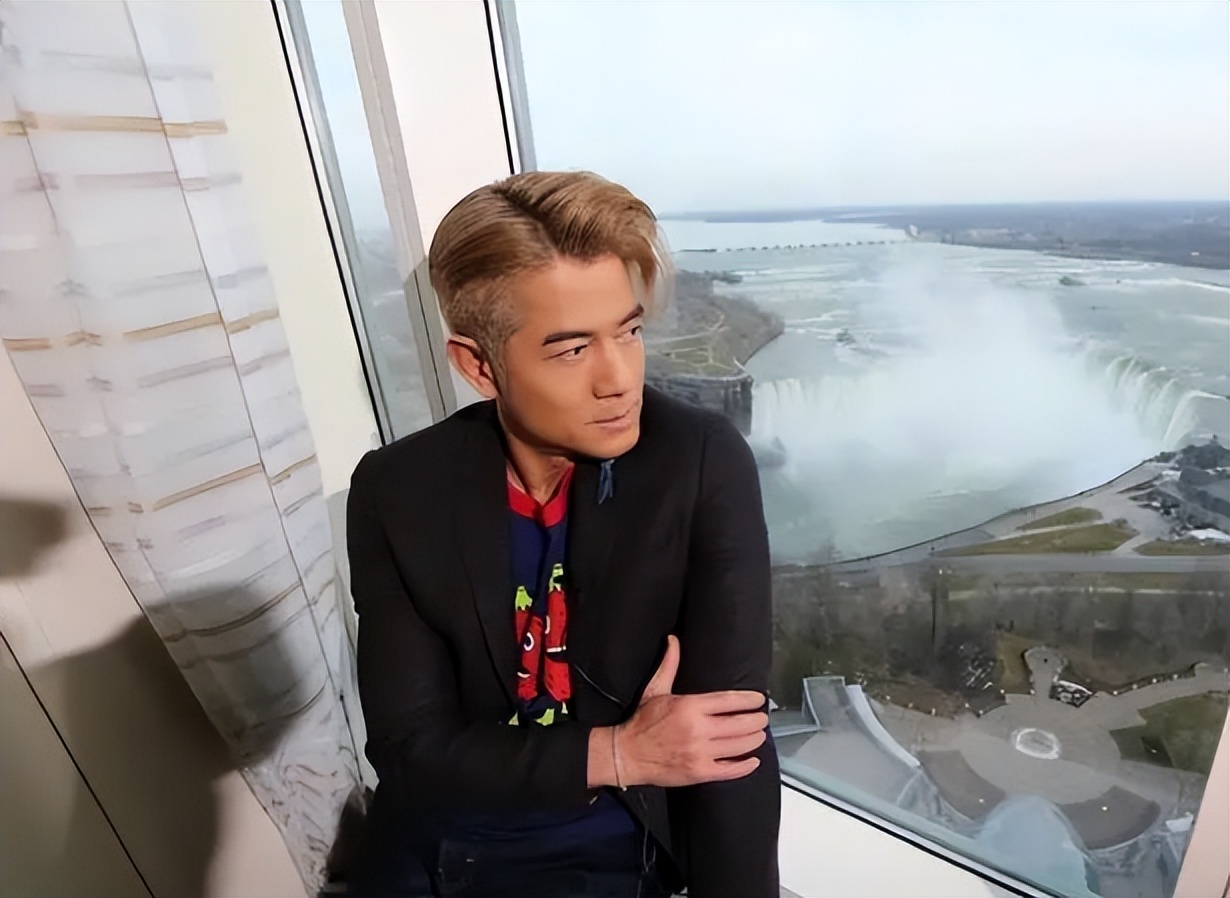 Good guy! Aaron Kwok's sister lives in a slum, and the room is smelly ...