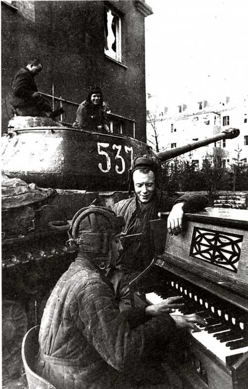 Joseph Stalin Type 2 Heavy Tank (IS-2) - iMedia