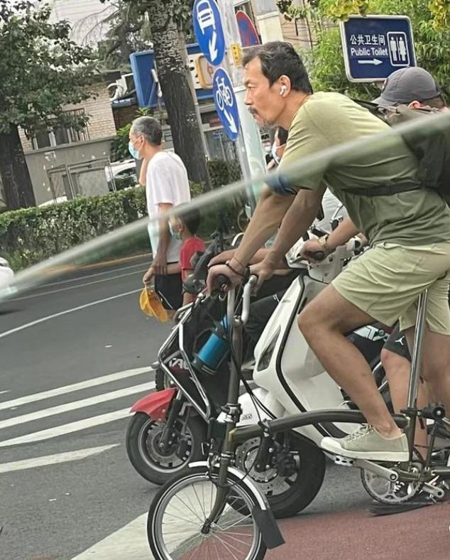 48-year-old actor Liao Fan rides a bicycle of more than 10,000 yuan - iNEWS