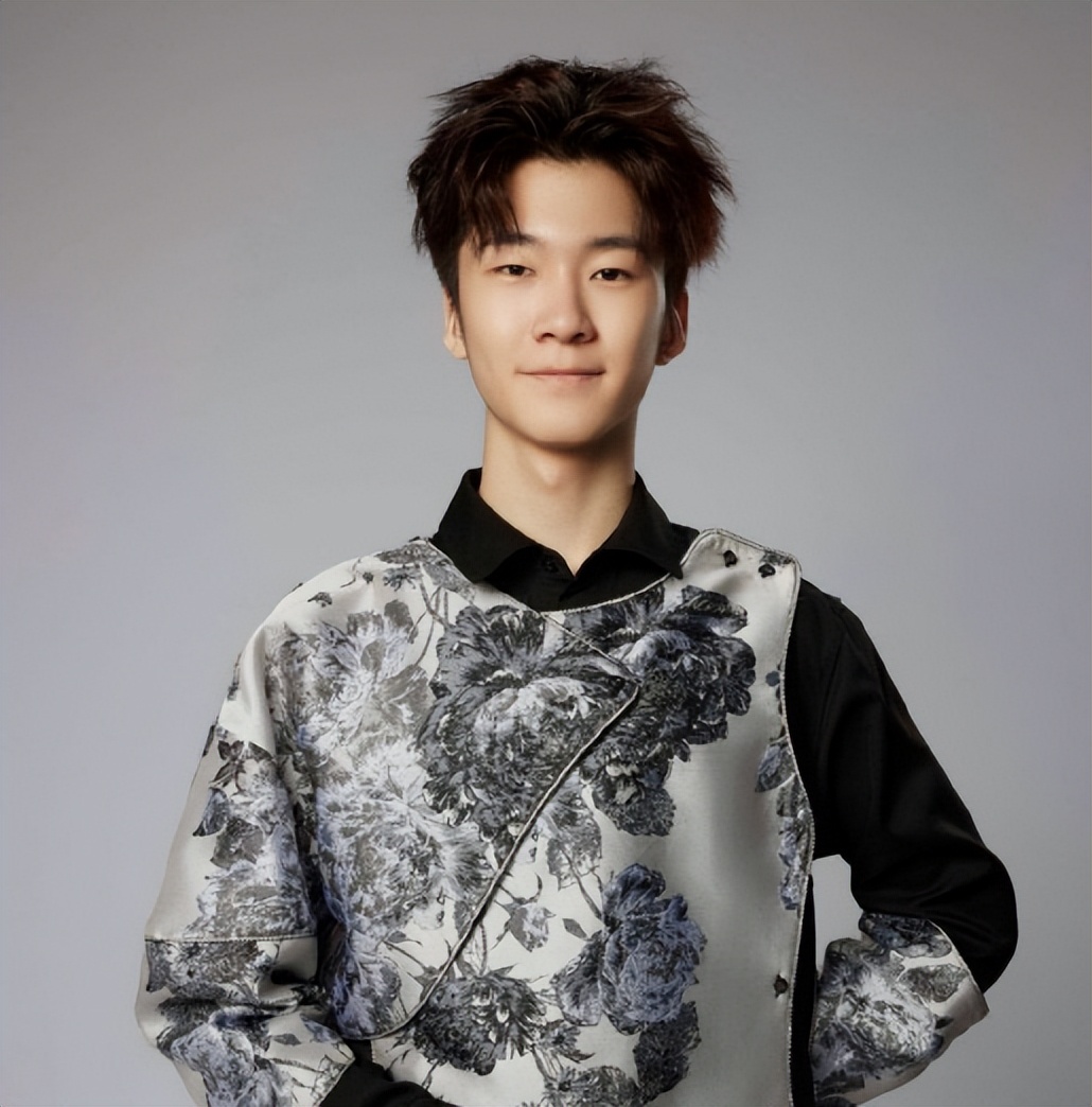 Recent photos of Zhang Liang's son's first stage show show, wearing a ...