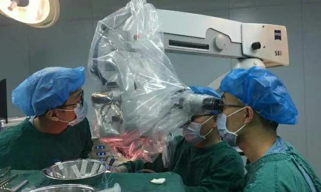 Real people!A 30-year-old man had a craniotomy, but was woken up by the ...