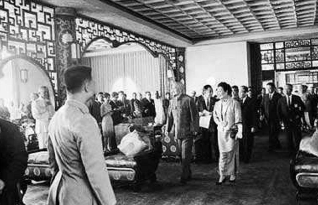 In 1956, Mao Renfeng was seriously ill, and no one came to visit him ...