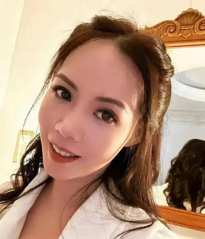 Lu Lijun takes selfies at home, big eye makeup hits Deng Ziqi's face, the bedroom mirror ...
