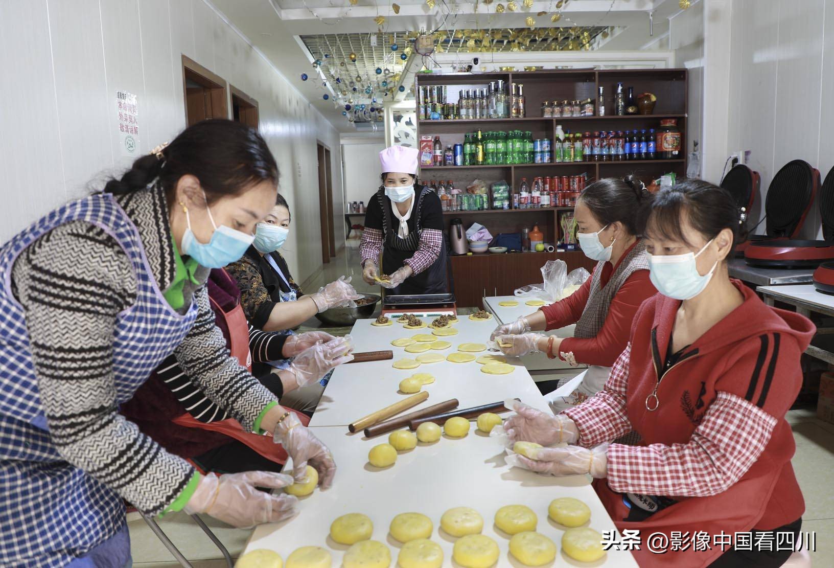 Traditional handmade moon cakes are fragrant, the taste of hometown on ...