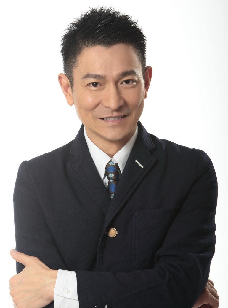 Andy Lau took a photo with his sister-in-law. He is still handsome at ...