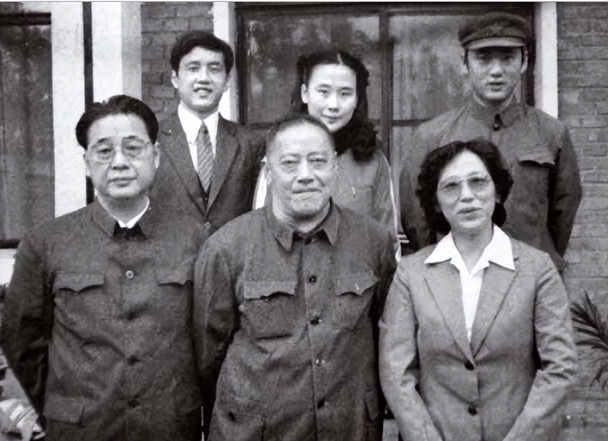 In the 1990s, Li Peng and his wife Zhu Lin, in the heavy snow, a ...