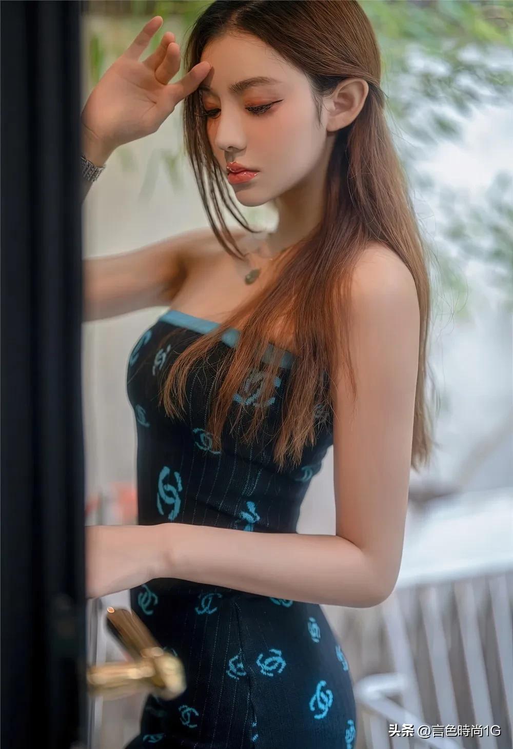 This newcomer model in Xiaoxiang's knit dress looks a bit like Xu Lu! - iMedia