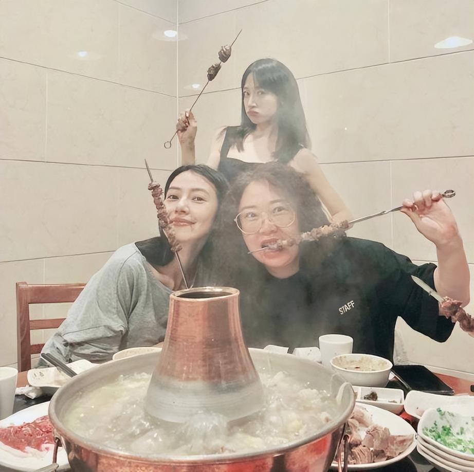 On Gao Yuanyuan's 39th birthday, she ate hot pot and skewers with her ...