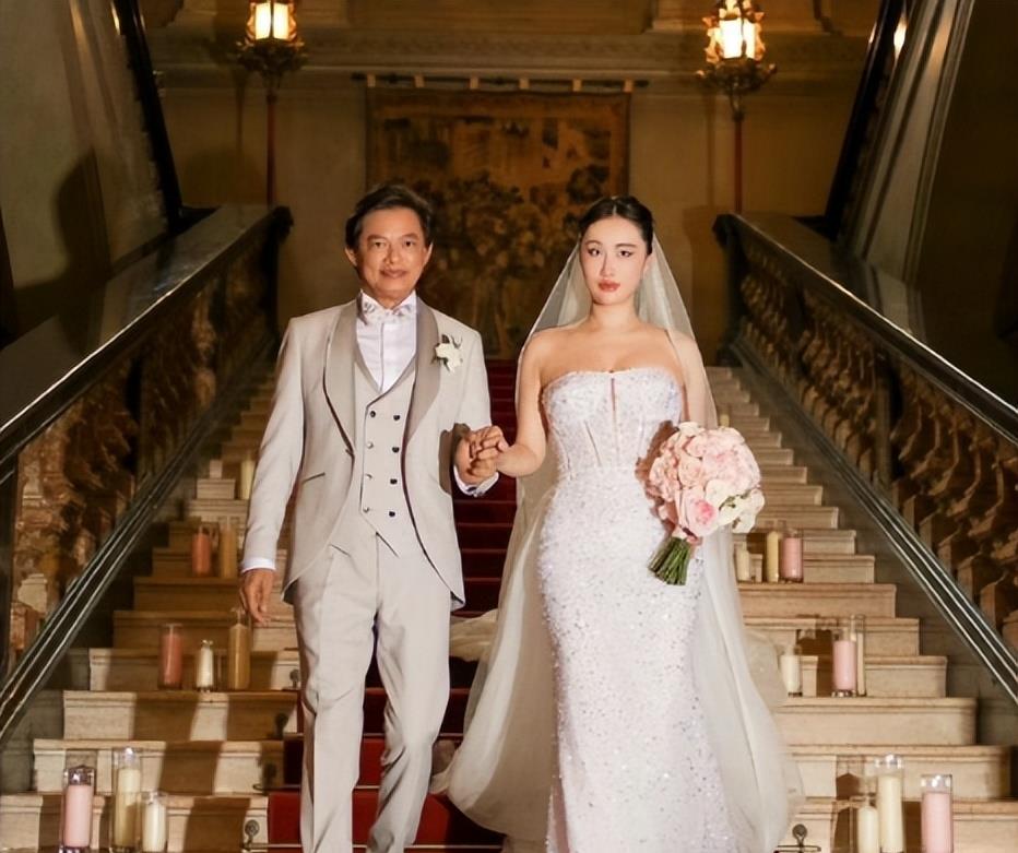 Warren Mok, an old artist, abandoned his wife and children and married ...