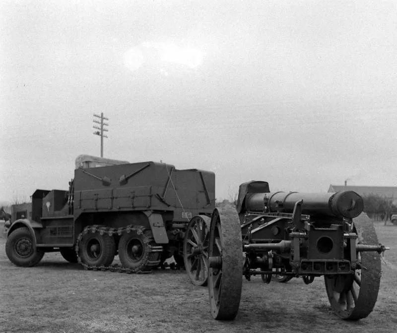 The 155mm howitzer developed by French Schneider from the end of World ...