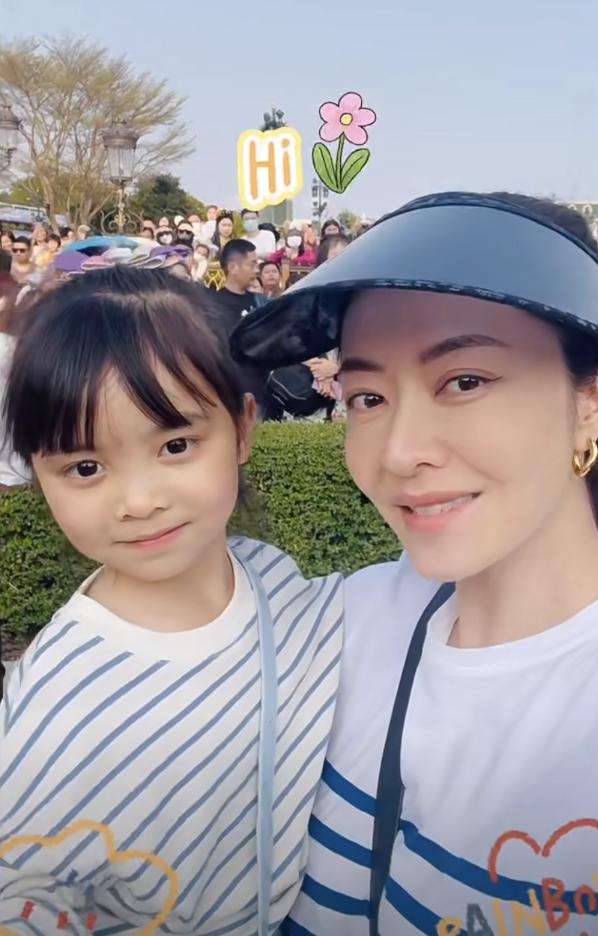 Xiong Dailin's family of four traveled to Disneyland, the twin ...