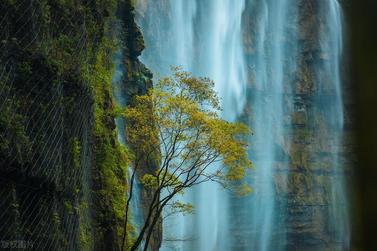 Three Gorges Waterfall - iNEWS
