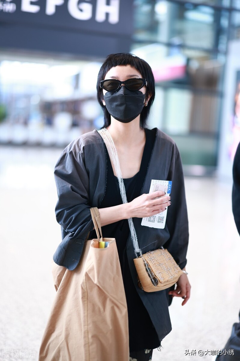 Guo Caijie appeared at Shanghai Hongqiao Airport, wearing a gray coat casually - iNEWS