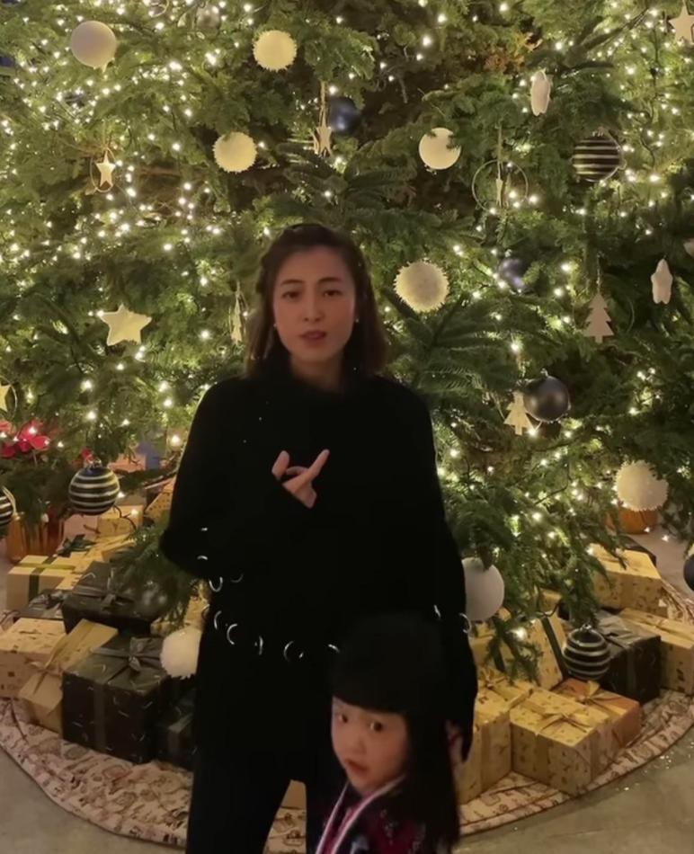 Gabby took his two daughters to watch the concert. The 4-year-old ...