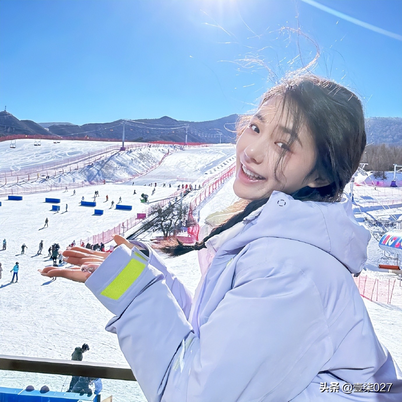 Lin Yun is so happy to play skiing with his good friends. Sunshine just ...