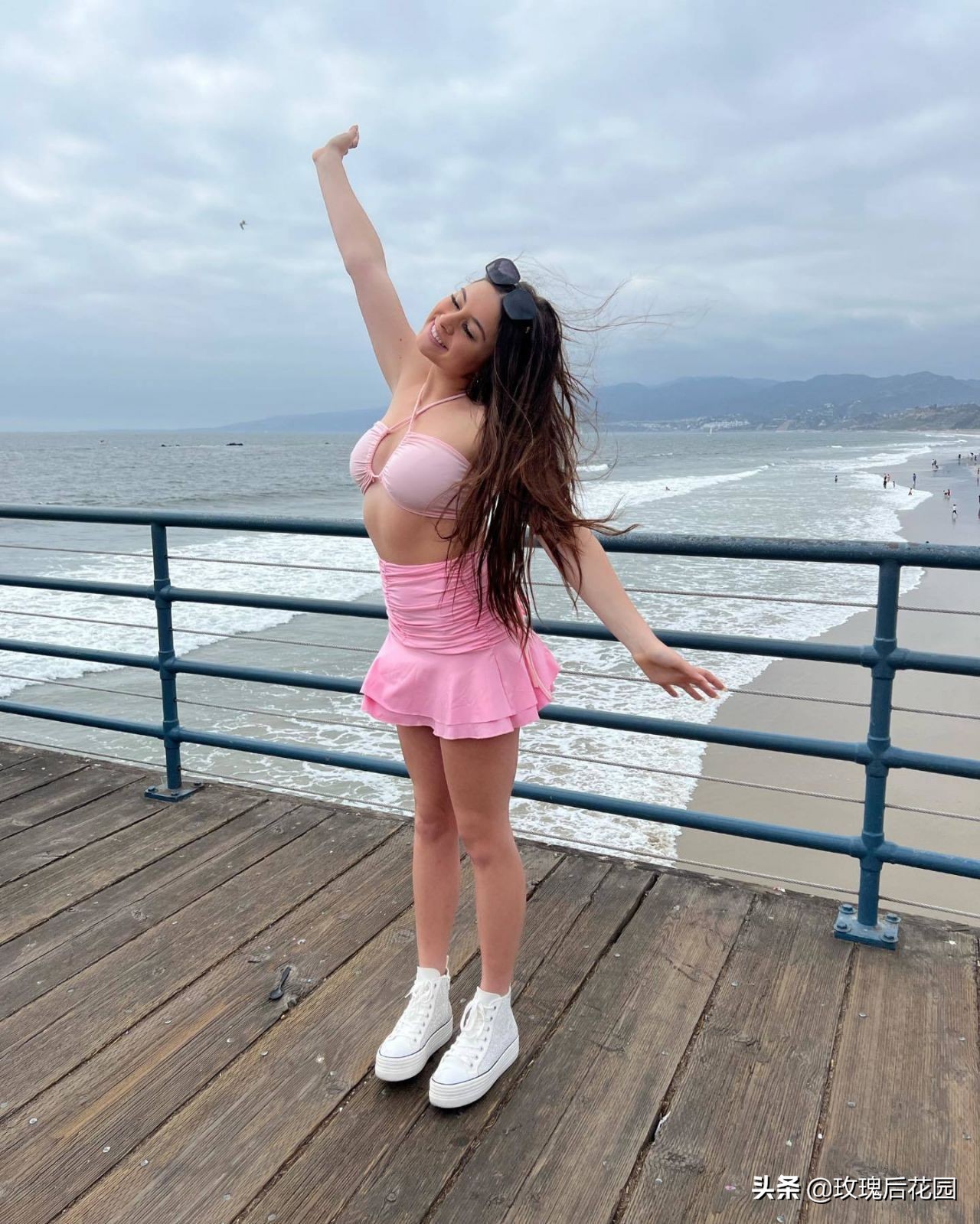 Karissa Rose appeared on the beach to play, with a youthful and beautiful figure in a pink dress ...