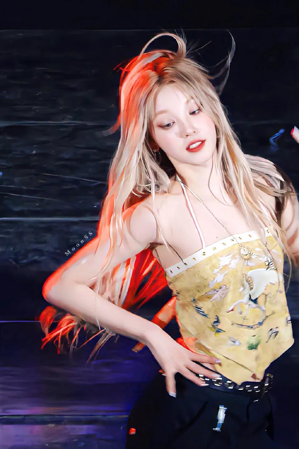 Song Yuqi danced hotly wearing a "belly pocket" top, and his big moves ...