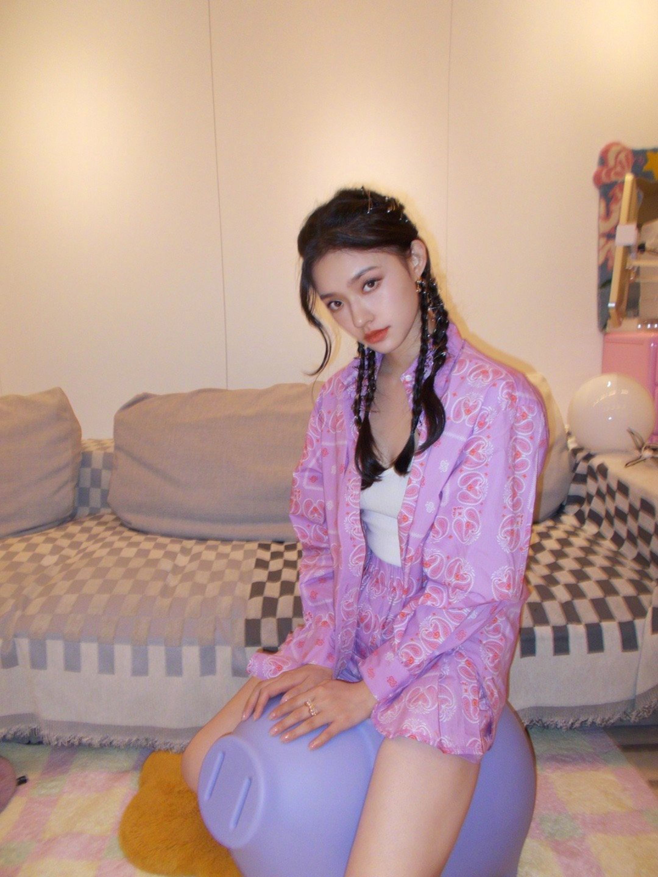Lin Yun pink skirt long legs sexy photo - iNEWS
