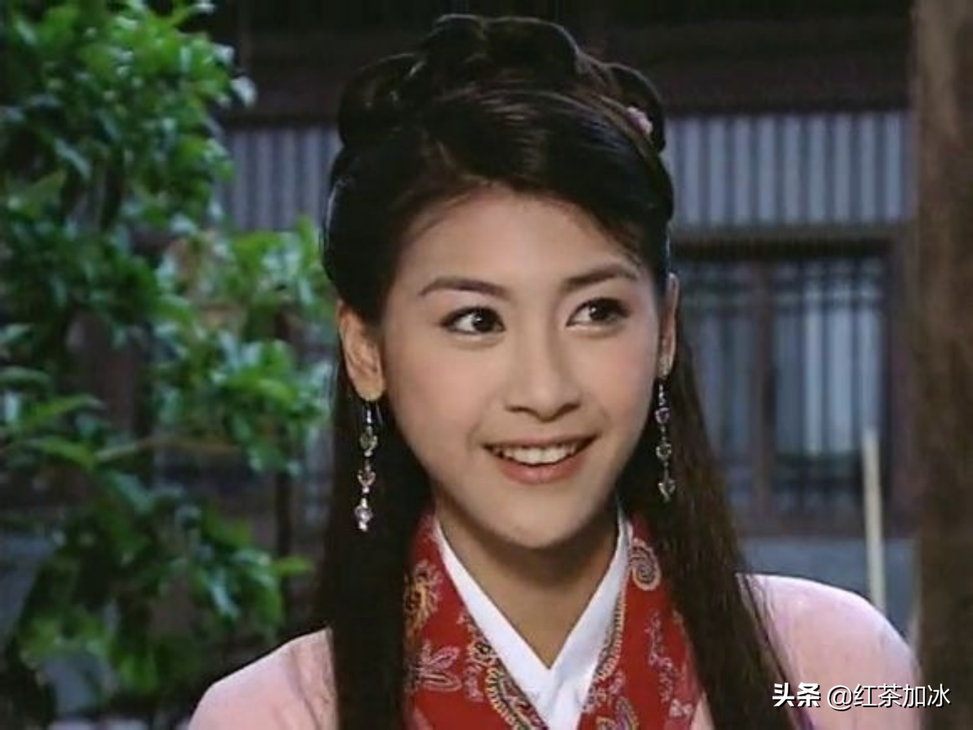 The little three actress forced her room to jump off the building and ...